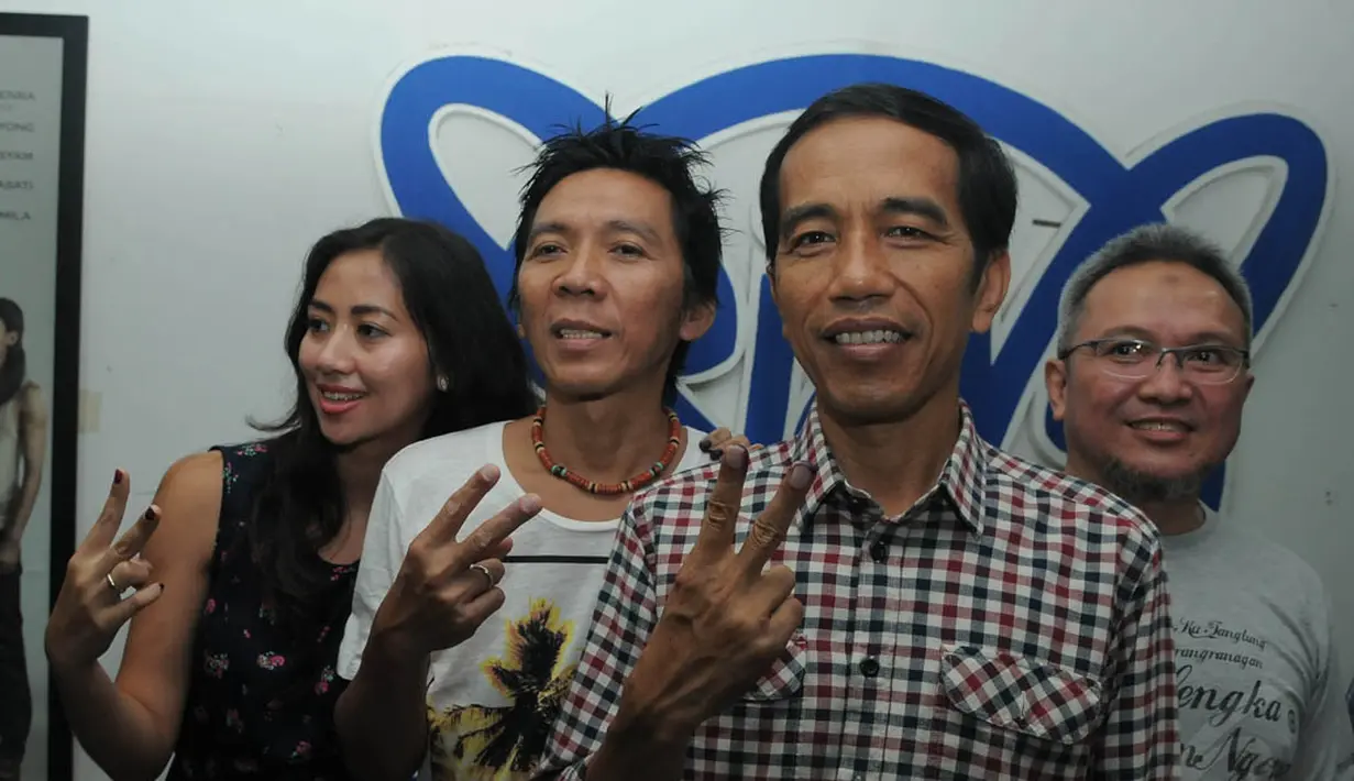 Jokowi Salam Dua Jari di Markas Slank - Foto Liputan6.com