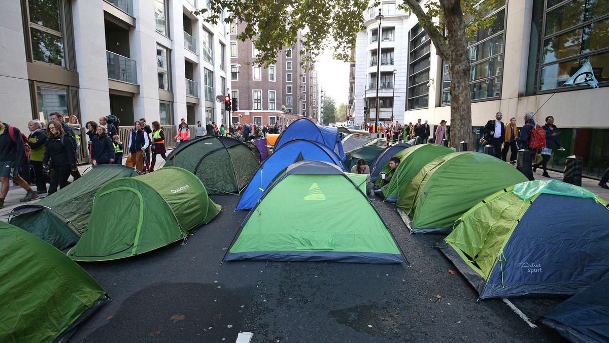 FOTO: Protes Perubahan Iklim, Aktivis Berkemah di Jalanan London - Foto ...