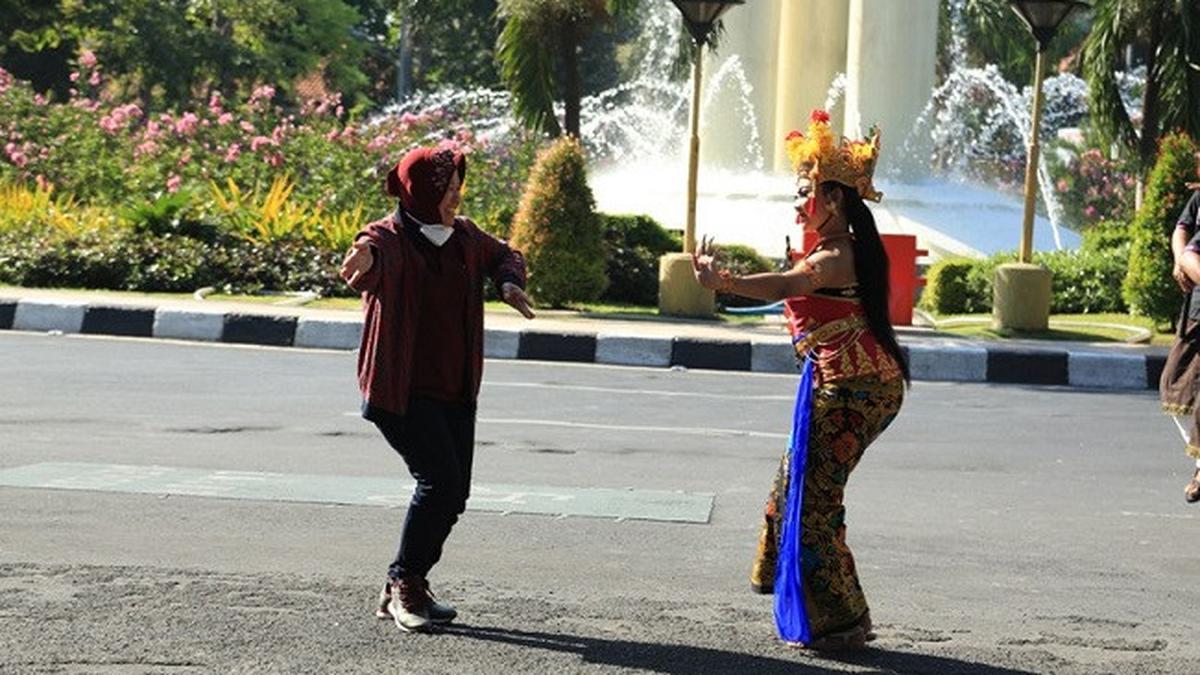 Terbawa Suasana, Wali Kota Risma Tiba-Tiba Menari Bali