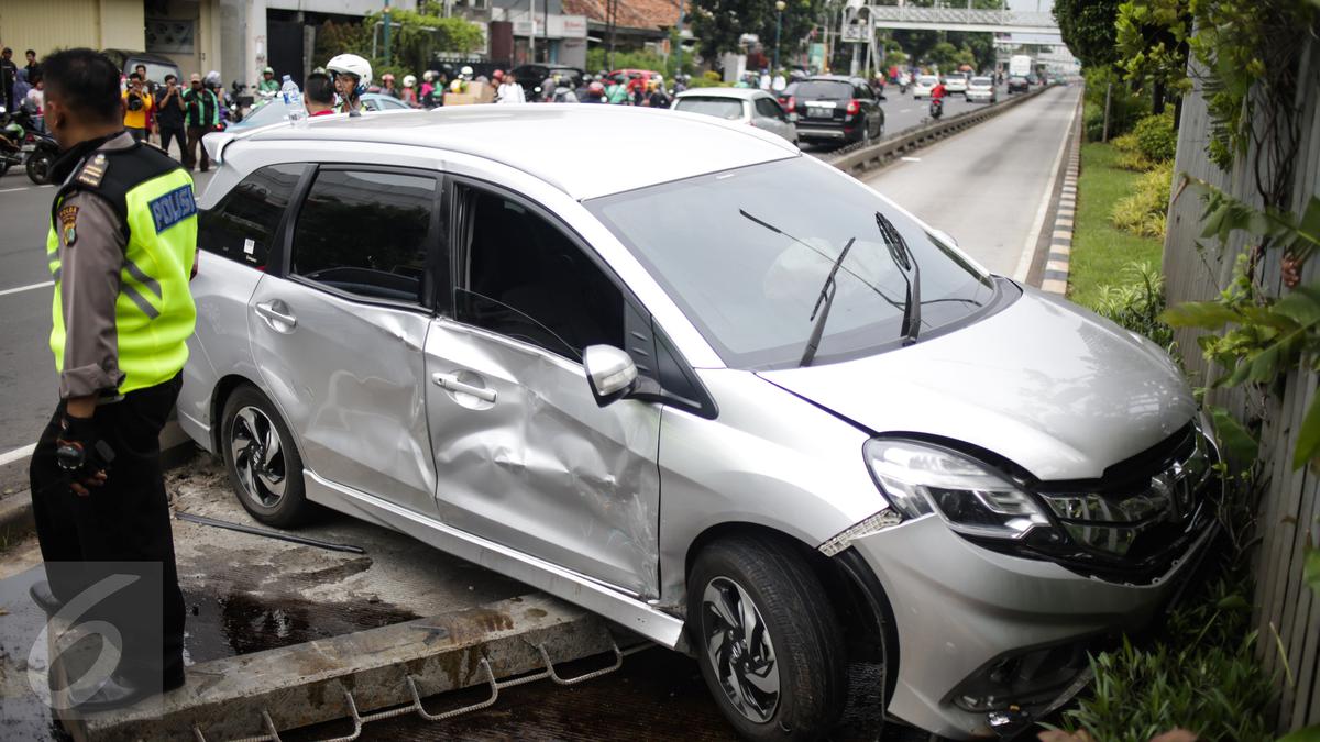 Minibus Tabrak Separator Busway Matraman - News Liputan6.com