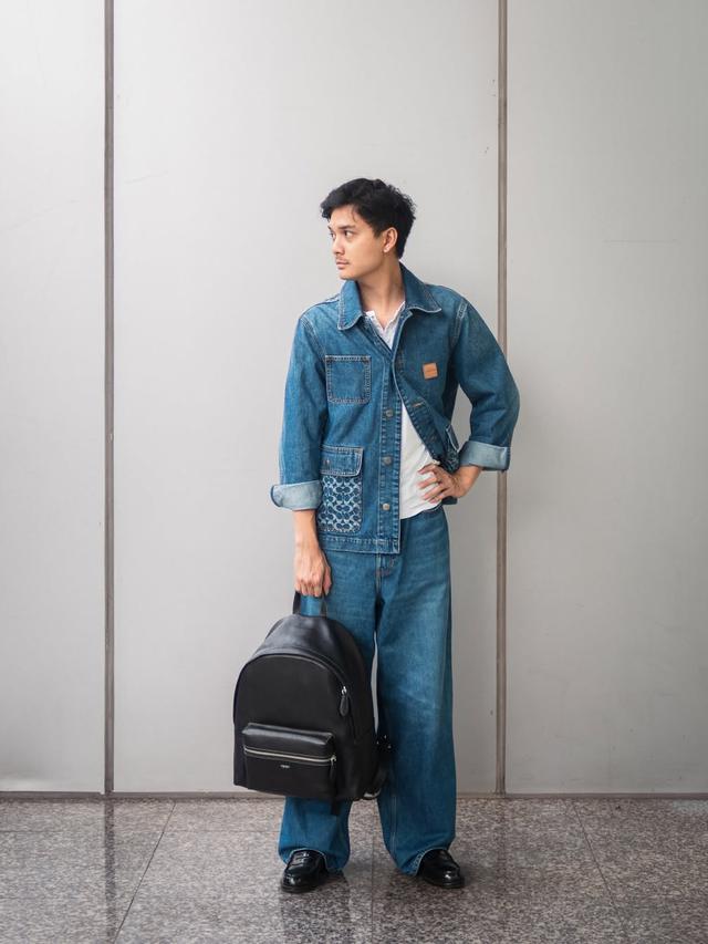 6 Gaya Simpel Baskara Mahendra Pakai Denim, Karisma Kasual yang Memikat Hati