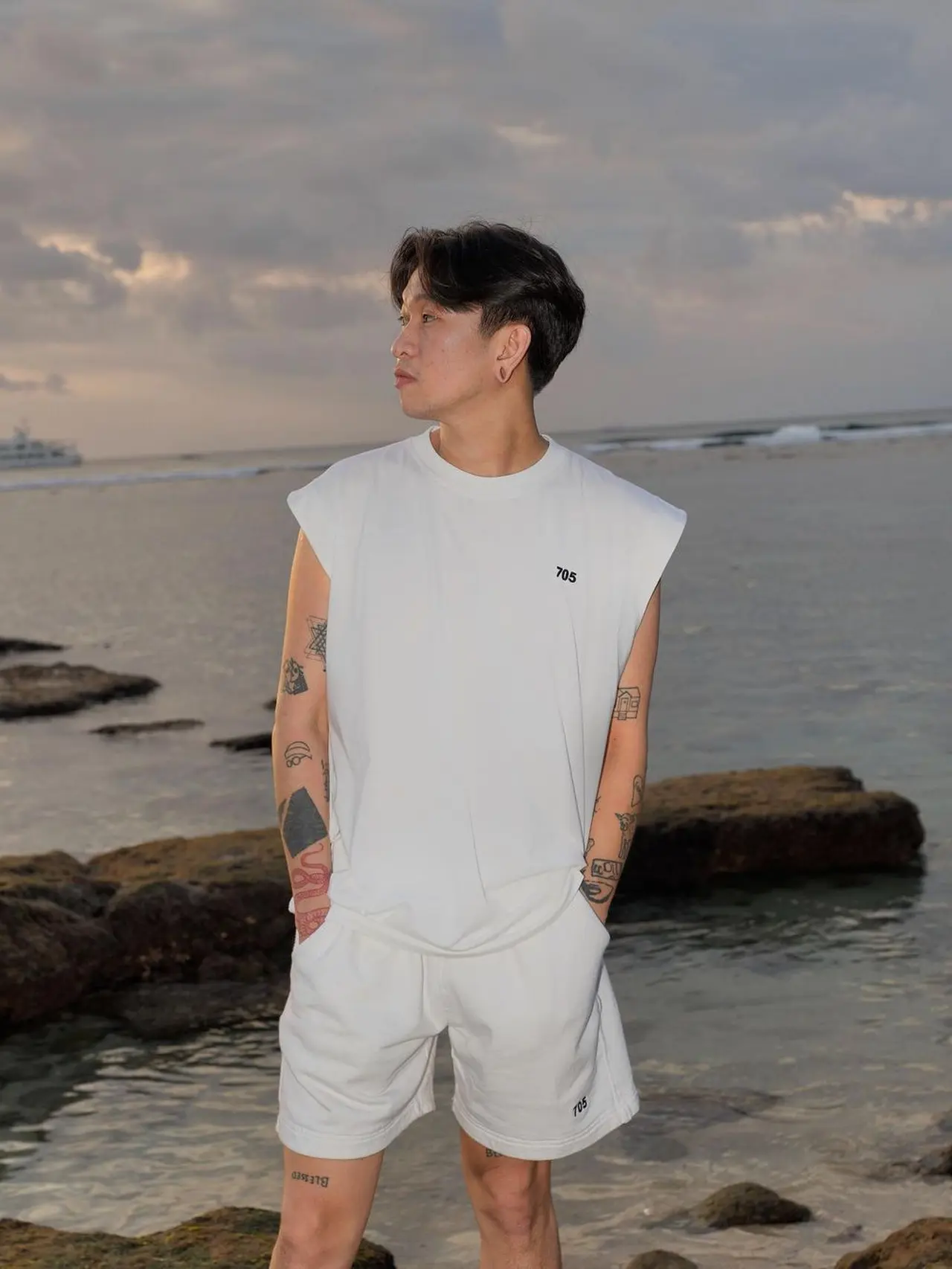 6 Potret Roy CDC Kakak Rich Brian, Member Baru Weird Genius Gantikan ...