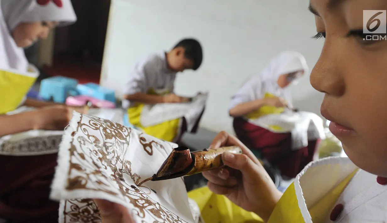 FOTO: Keseruan Murid SD Belajar Membuat Batik - Foto Liputan6.com