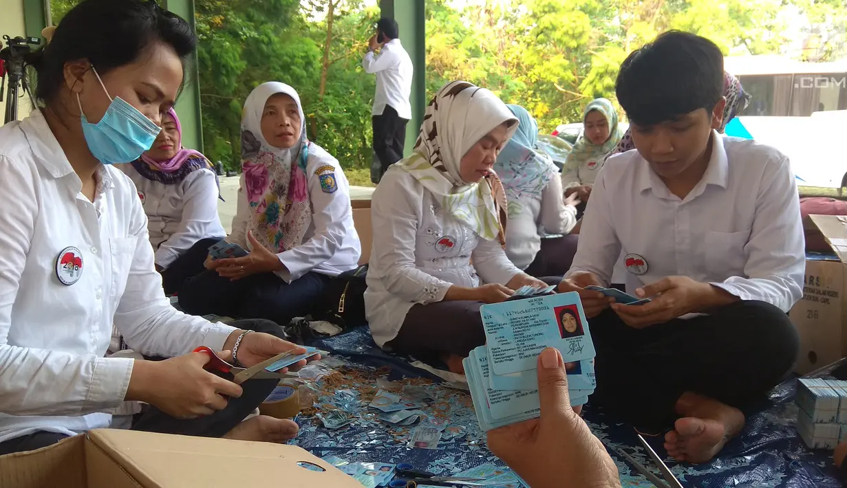 FOTO: Sejumlah PNS Diterjunkan untuk Potong E-KTP Invalid - Foto ...