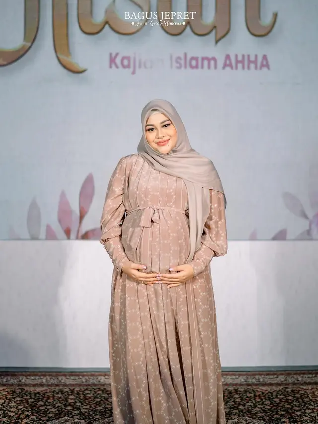 8 Model Gamis Motif Aurel Hermansyah, Cocok Jadi Inspirasi Busana Ibu ...