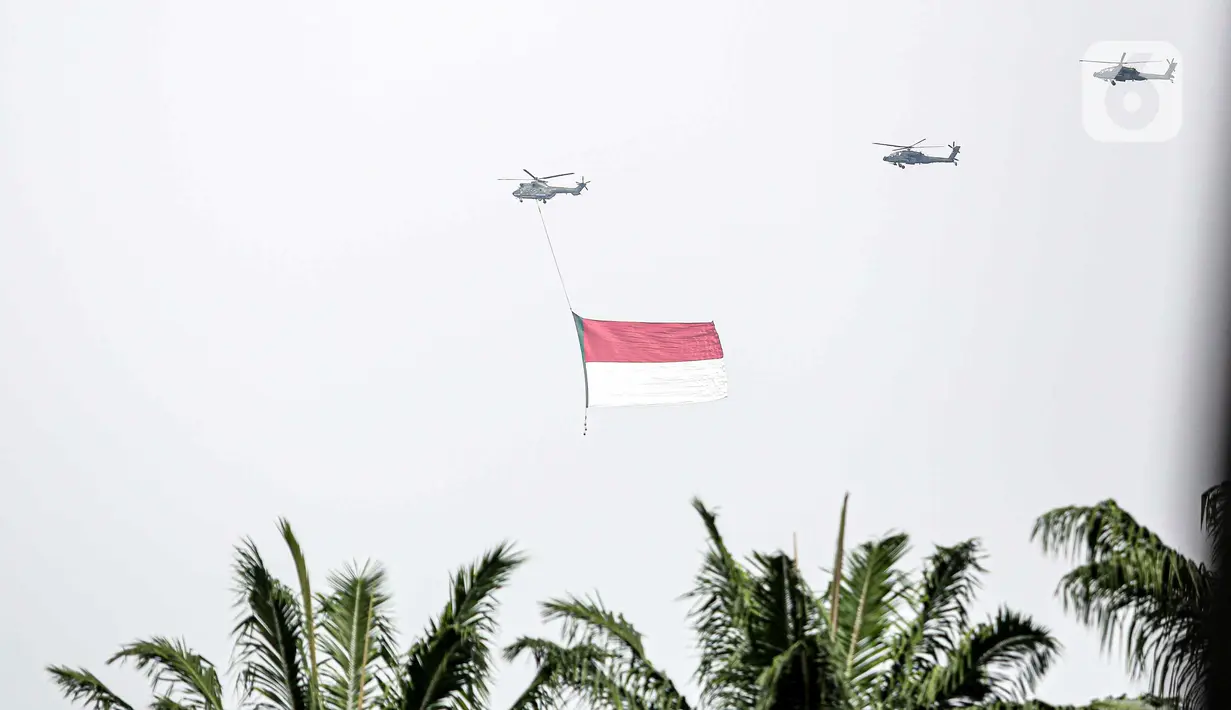 FOTO: HUT ke-76 TNI, Bendera Merah Putih Raksasa Berkibar di Langit ...