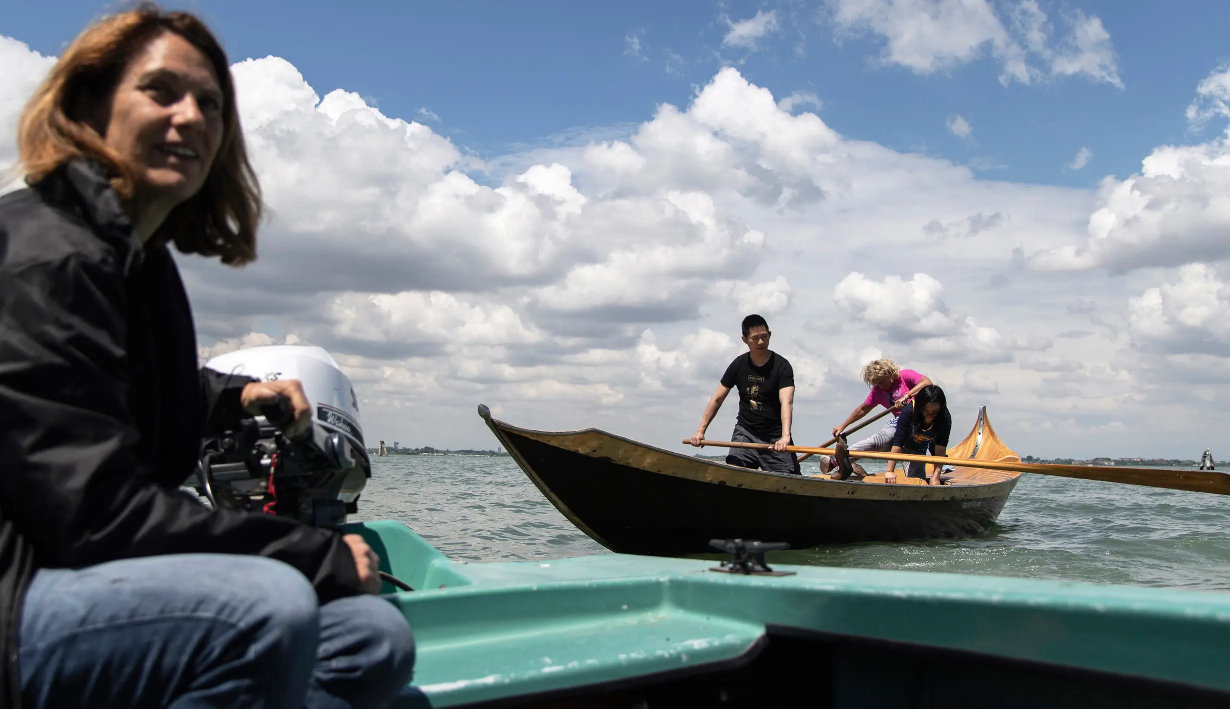 FOTO: Wisata Mendayung Gondola, Perahu Unik Khas Venesia - Foto ...
