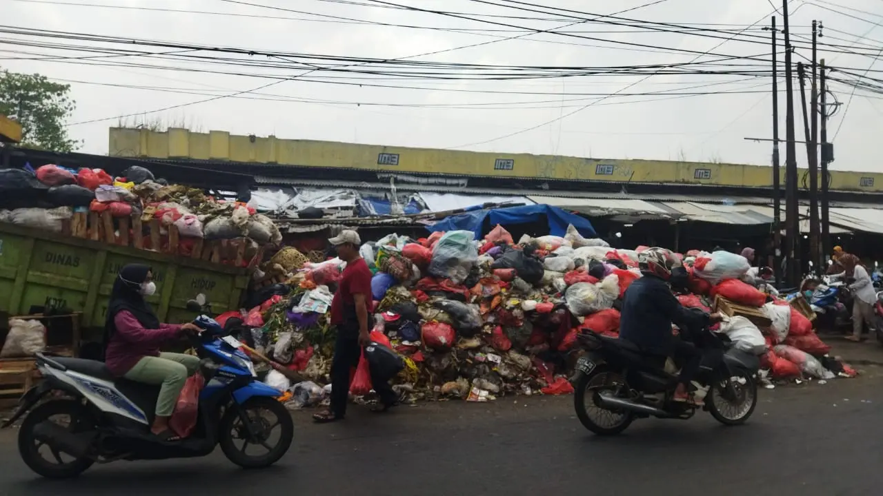 Sudah Sepekan Tidak Diangkut, Warga Keluhkan Tumpukan Sampah di Pasar Jombang Tangsel - News ...