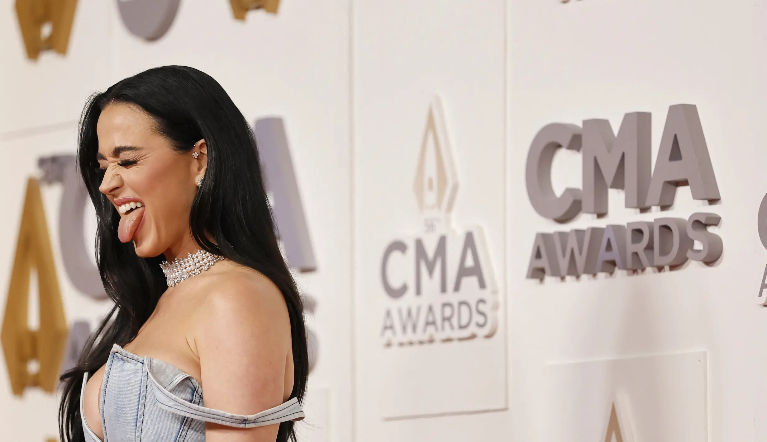 Pesona Katy Perry di CMA Awards, Tampil Seksi dengan Korset Denim ...