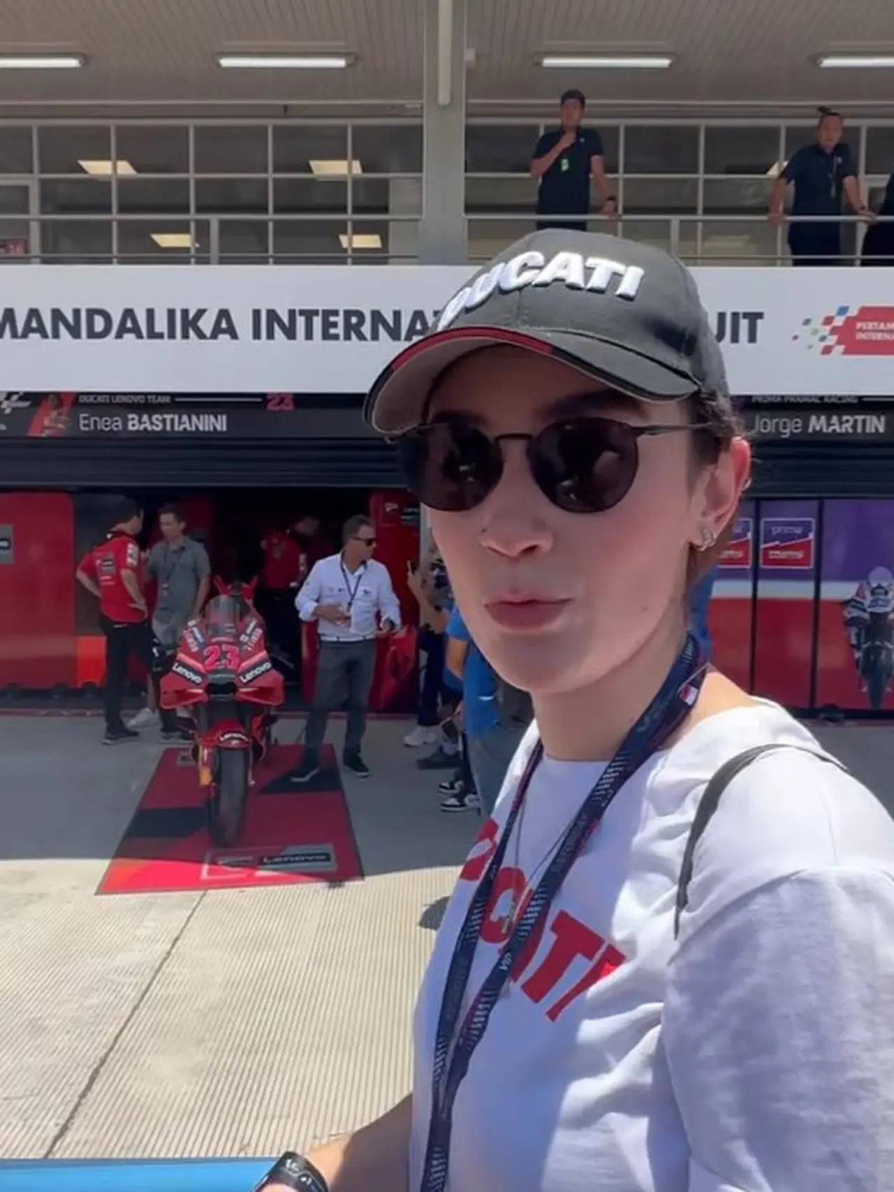 Cantiknya Natasha Ryder di MotoGP Mandalika, Gandengan dengan Cowok Disorot