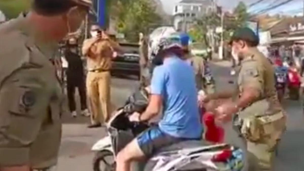 Pemotor Bule di Bali Terciduk Satpol PP Tak Pakai Masker, Didenda Rp100 Ribu - Berita Otosia.com