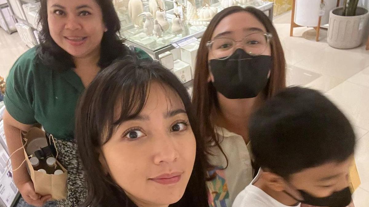 Potret Hesti Purwadinata Seperti Kakak Beradik dengan Anak, Disebut Masuk Kaum Formalin - Page 1 ...