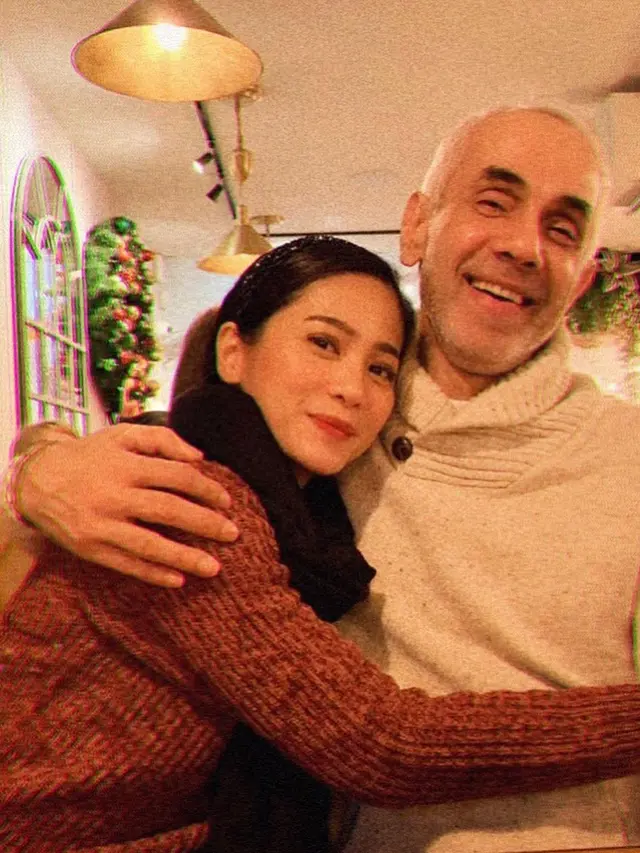 Jarang Tersorot, Ini 7 Potret Mesra Bunga Zainal dan Suami - Hot Liputan6.com