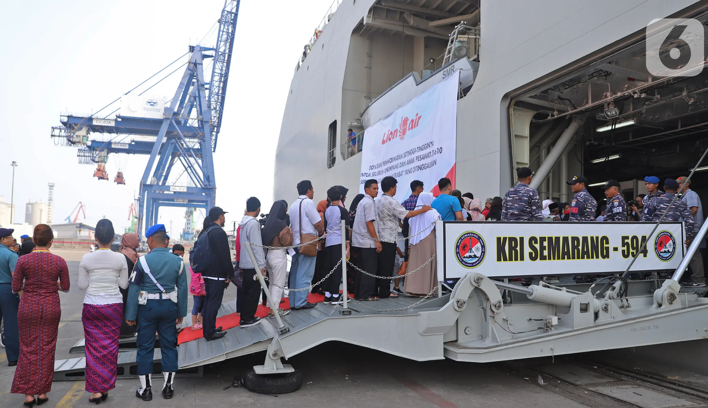 FOTO: Keluarga Tabur Bunga di Peringatan Satu Tahun Jatuhnya Lion Air ...