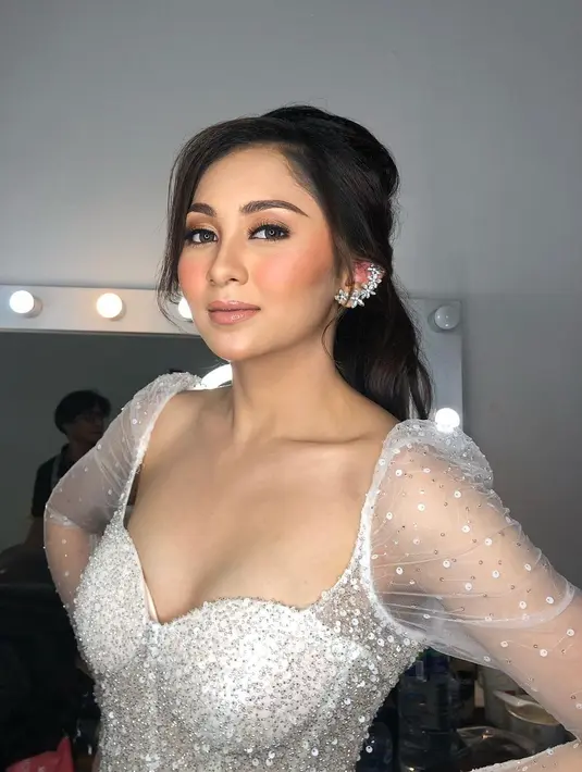 Pesona Dini Nurfitri Finalis Puteri Indonesia 2022, Menantu Eks Panglima TNI - Foto Liputan6.com