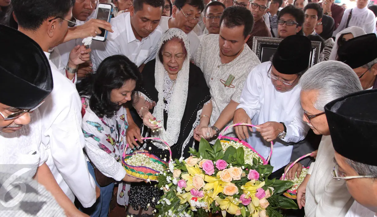 Secara Militer, Darmin Nasution Lepas Adnan Buyung - Foto Liputan6.com