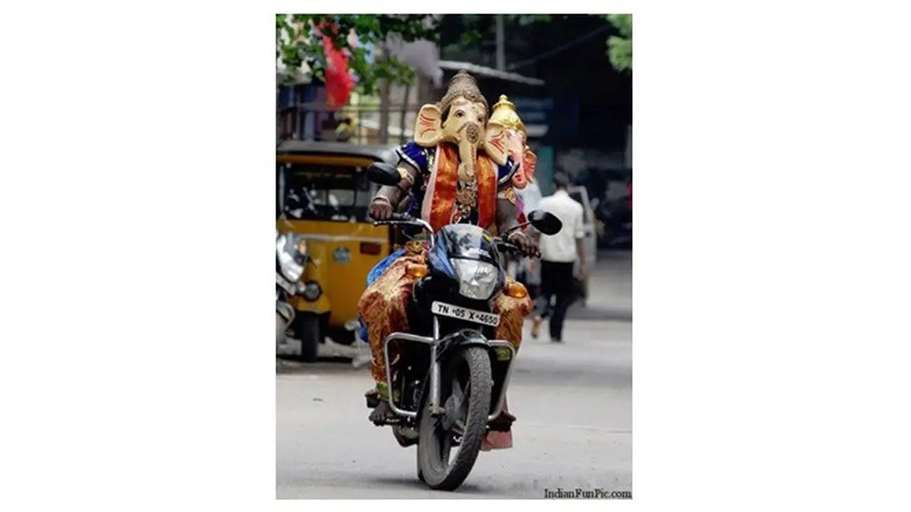 6 Gaya Lucu Pakai Topeng saat Naik Motor Ini Bikin Senyum-Senyum - Hot ...