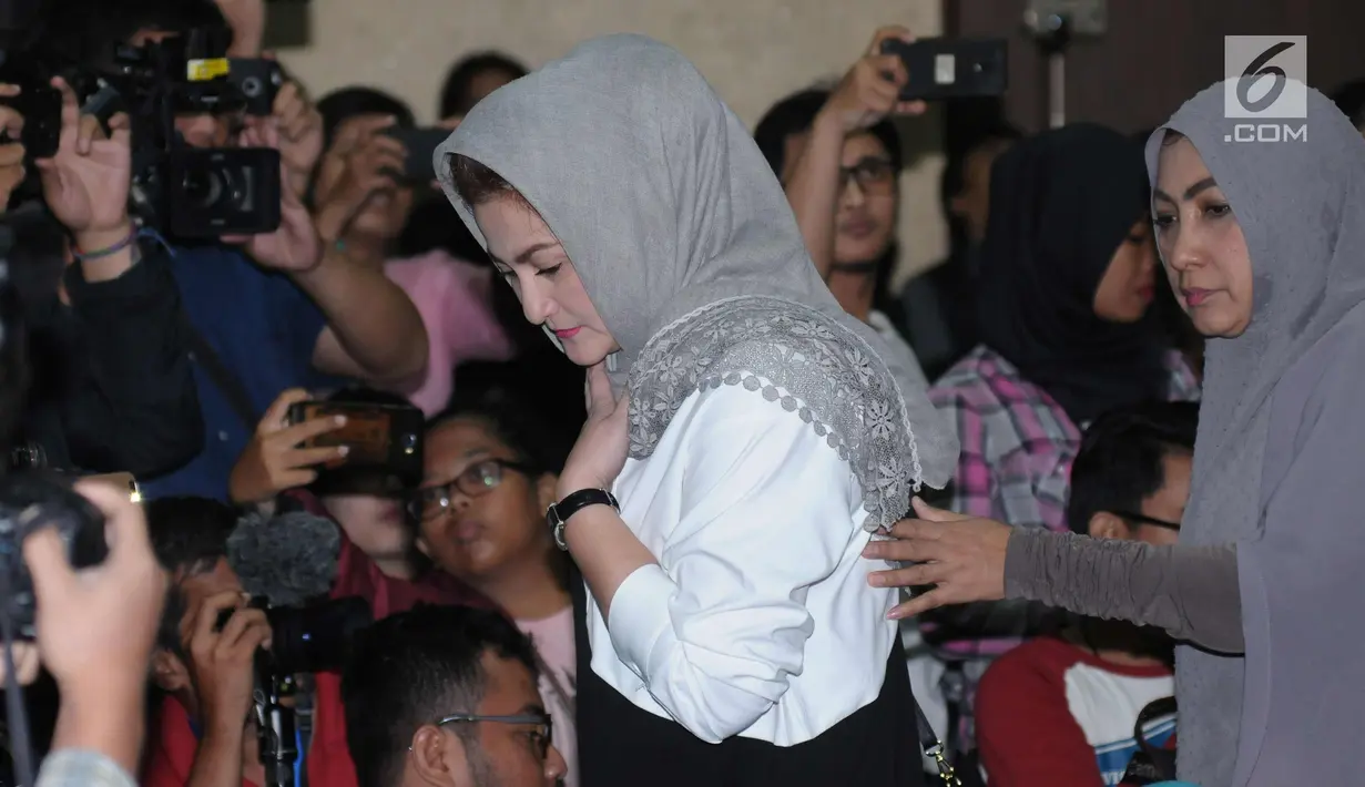 FOTO: Sambil Tertunduk, Istri Setya Novanto Hadiri Sidang Putusan - Foto Liputan6.com