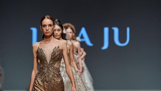 Lisa Ju, Desainer Asal Bandung yang Karyanya Tampil di New York Fashion ...