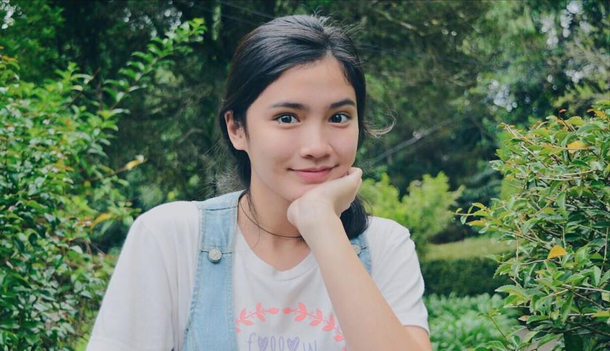 Gaya Diandra Agatha dengan Pose Topang Dagu, Senyum Manisnya Bikin ...