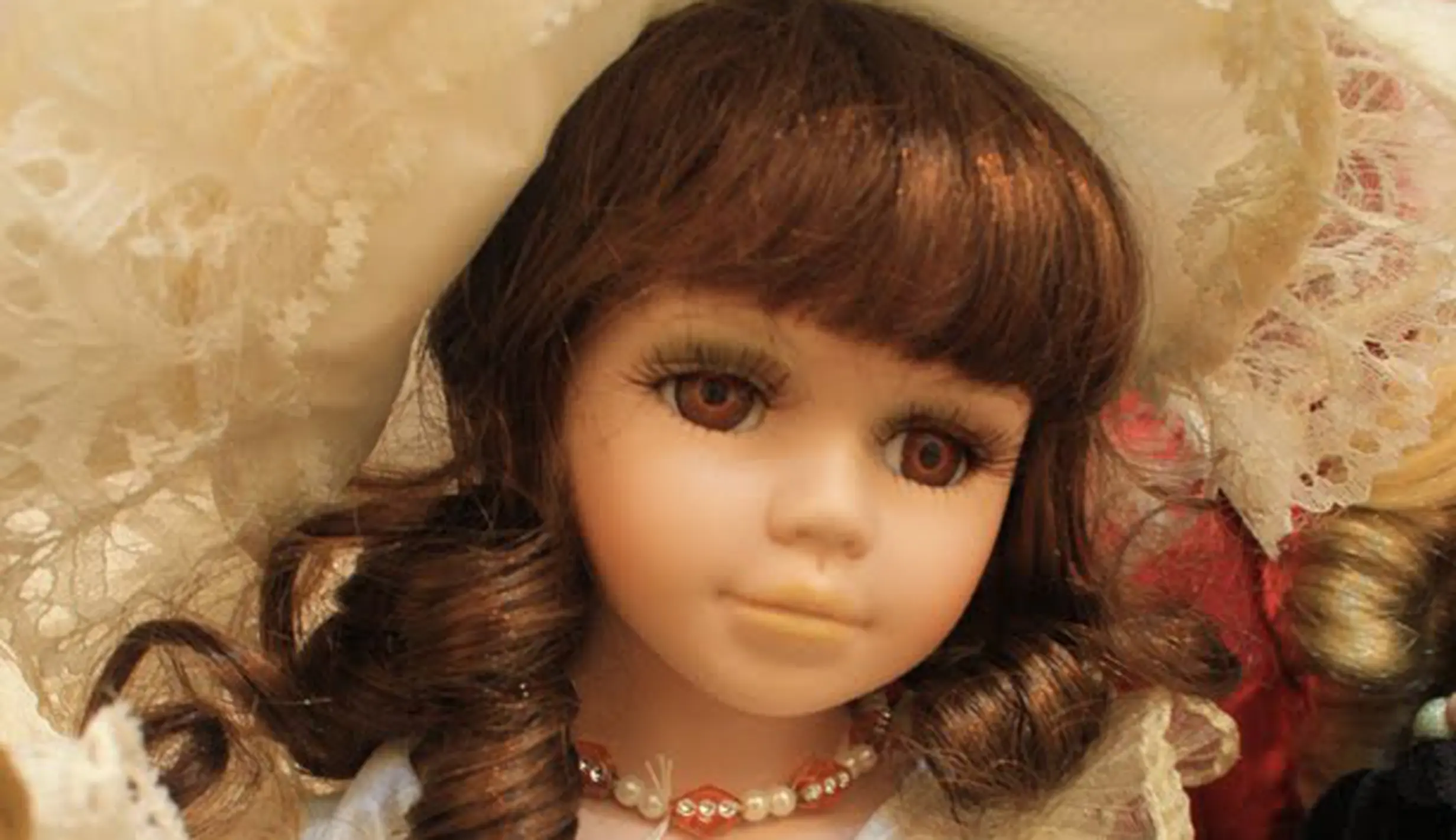 Foto-Foto Boneka Porselen Victoria, Cantik Tapi Seram - Photo Fimela.com