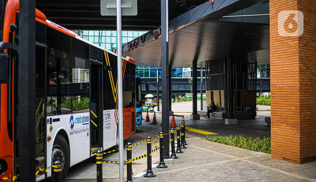 FOTO: Wajah Baru Halte Integrasi Stasiun Tebet - Page 1 - Foto Liputan6.com