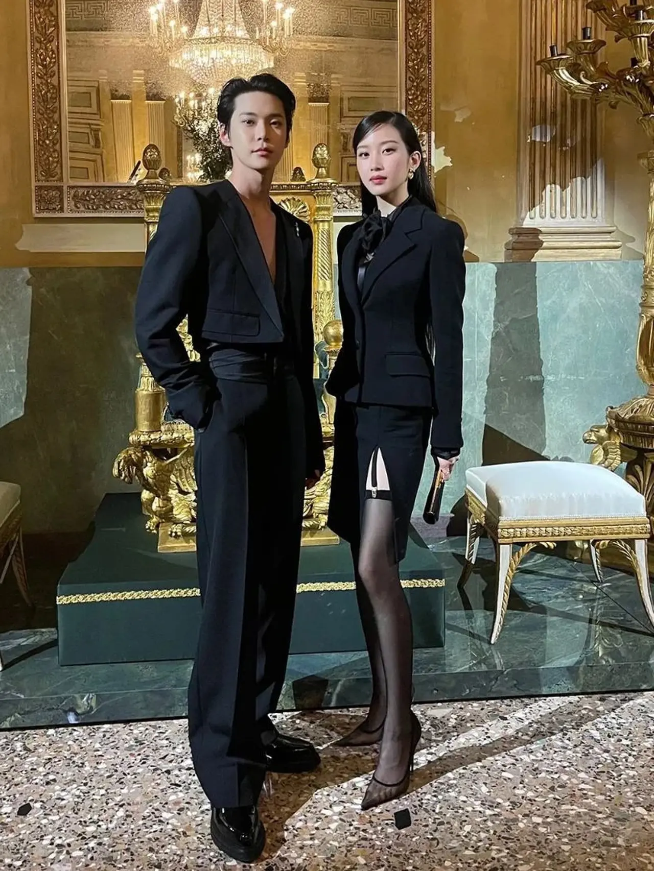 Moon Ga Young Tampil Sensual dengan Blazer Hitam dan Stoking di Tengah ...