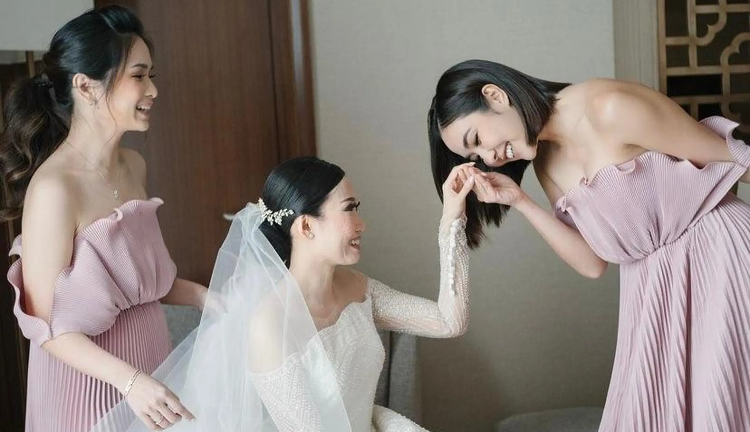 10 Model Baju Bridesmaid ala Seleb, Simak Inspirasinya dari Nikita ...