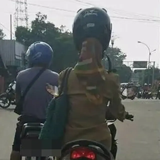 6 Potret Emak-Emak Pakai Helm Ketinggian karena Cepolan Rambut Ini Kocak - Hot Liputan6.com