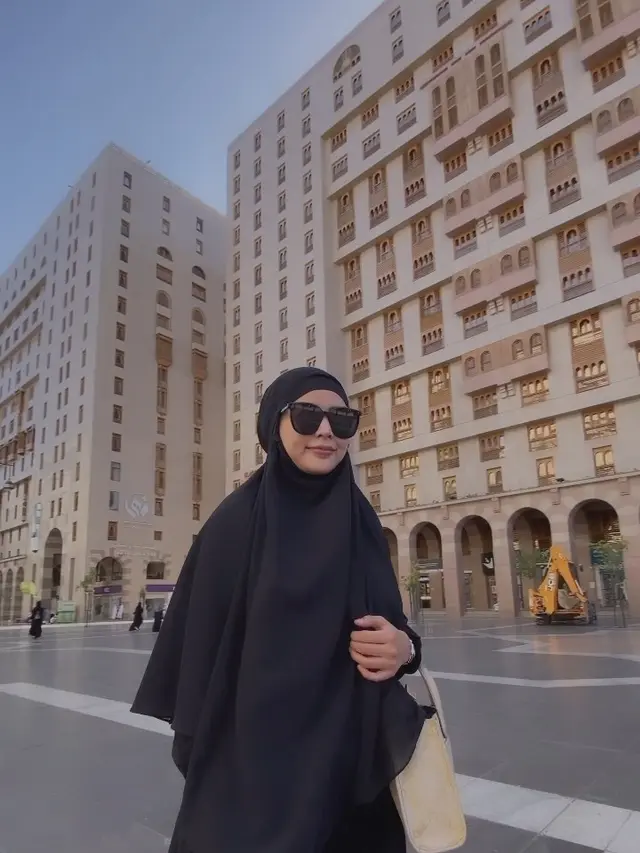 Tampil Berhijab, 7 Potret DJ Verny Hasan Saat Umrah Ini Tuai Sorotan ...