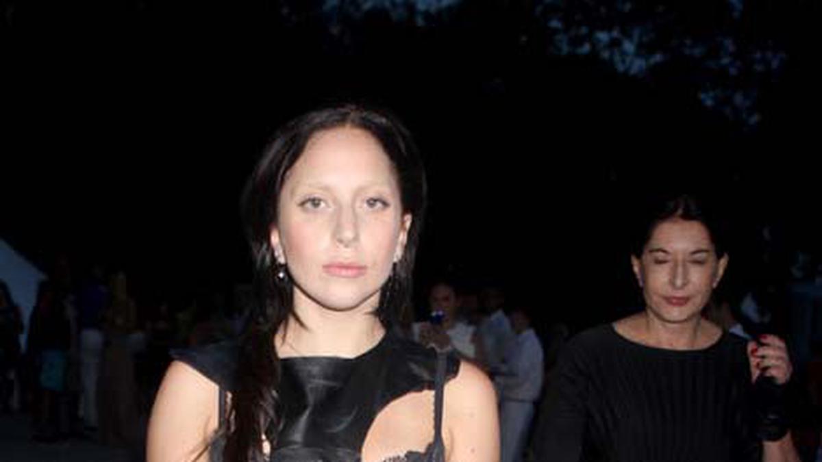 Foto Selebriti Dengan Model Baju Yang Jelek Banget - Photo Fimela.com