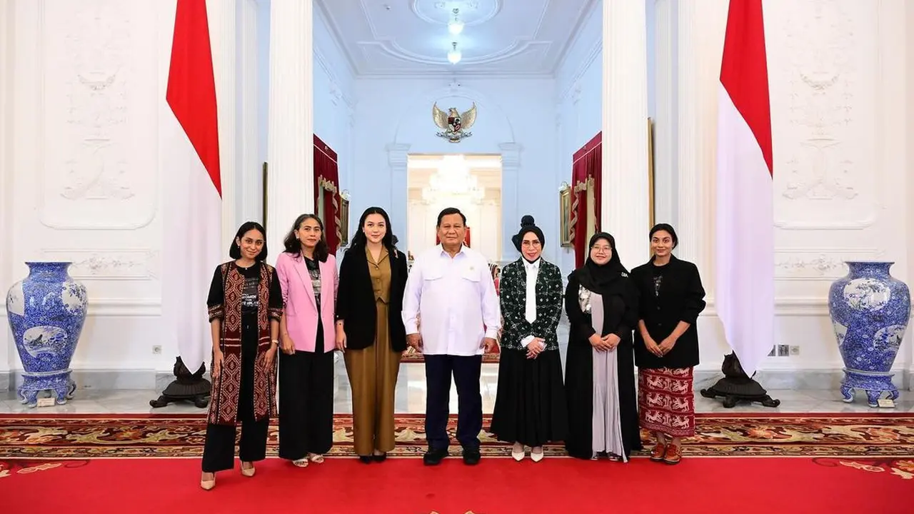 6 Potret Prabowo Ketemu Melly Goeslaw dan Tim Film Women from Rote ...