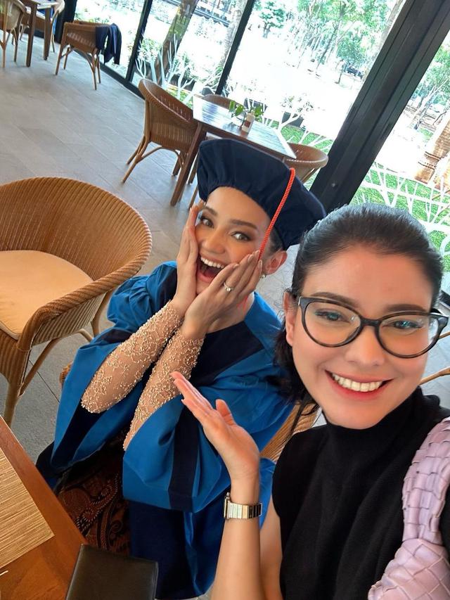 7 Potret Kedekatan Medina Dina dan Enzy, Sama-Sama Sahabat Gading Marten