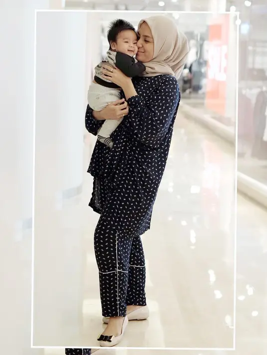 Enno Lerian, Mantan Penyanyi Cilik yang Kini Jadi Mama Muda Berhijab ...