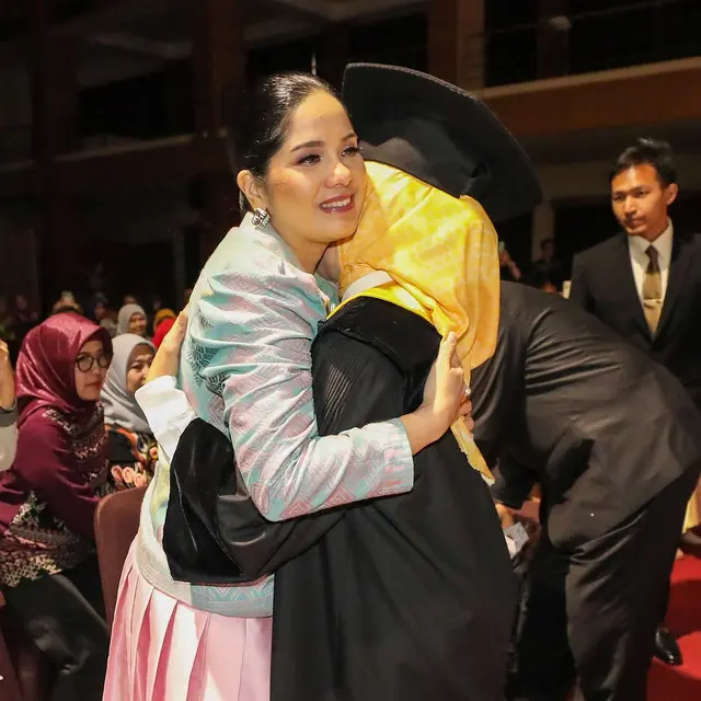 Foto-foto Annisa Pohan saat Hadiri Pengukuhan Salah Satu Anggota ...