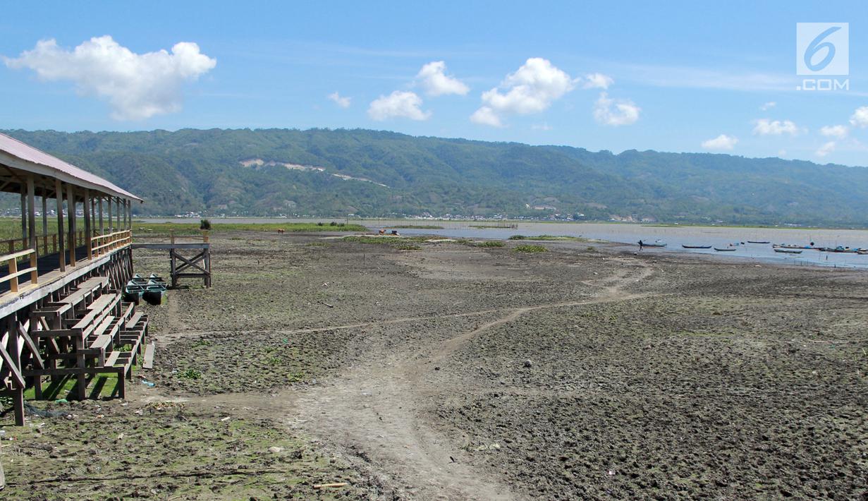FOTO: Danau Limboto Mengering, Nelayan Gorontalo Terpaksa Parkir Perahu ...