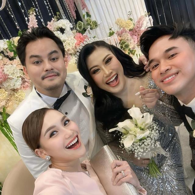 Potret Kalung Silver Ayu Ting Ting saat Hadiri Pernikahan Boiyen ...