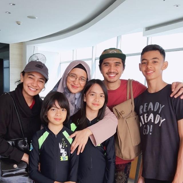 6 Potret Kebersamaan Ananda dan Adelia Lontoh, Kakak Adik yang Kompak