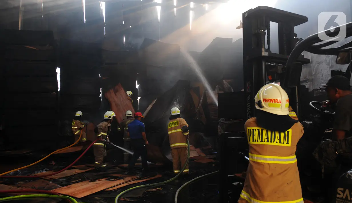 Proses Pemadaman Kebakaran Gudang Tripleks di Duren Sawit - Foto ...