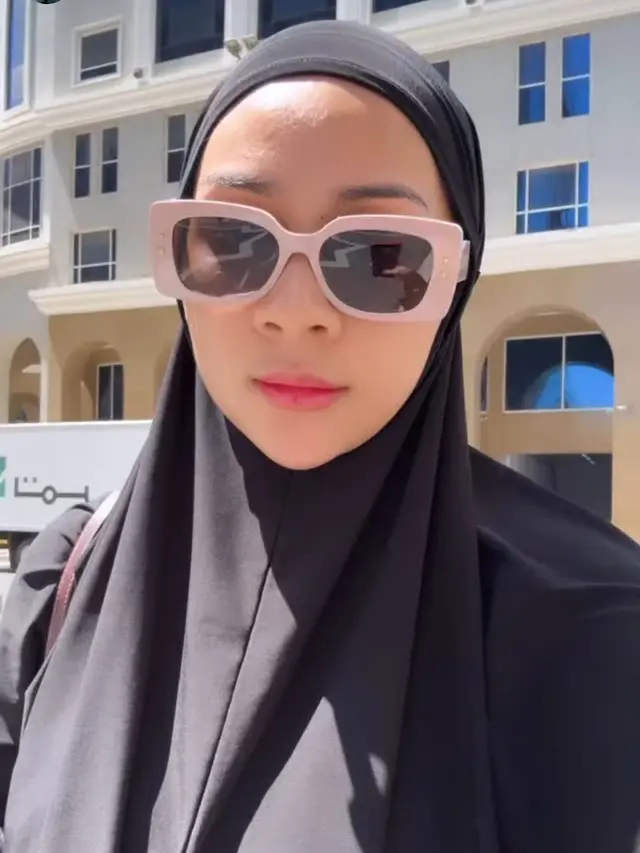 7 Potret Ira Nandha Umroh Bareng Elmer, Dulu Viral Bongkar Suami Pilot ...