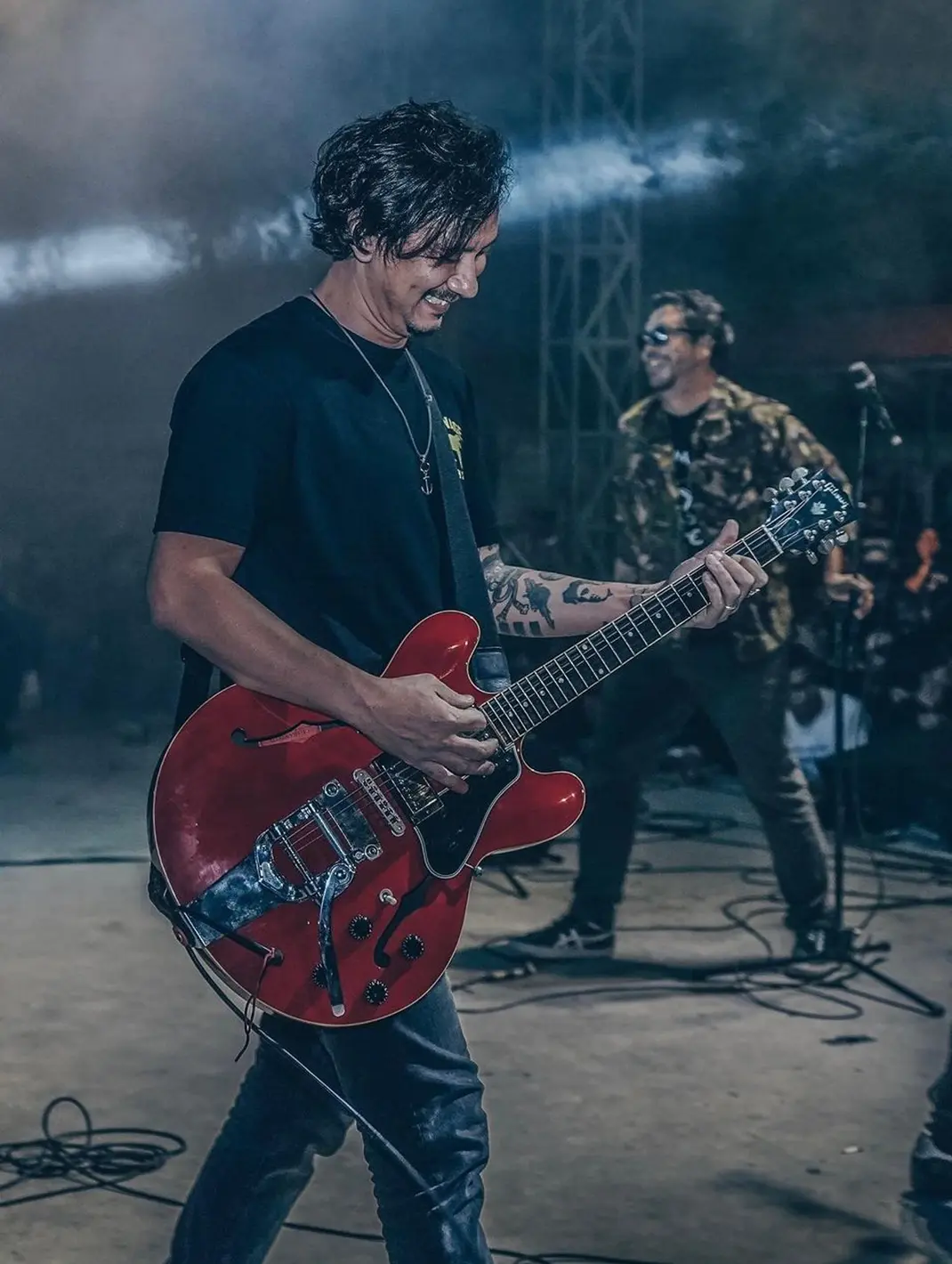 FOTO: Aksi Panggung Vincent Rompies yang Selalu Tampil Keren - Foto ...