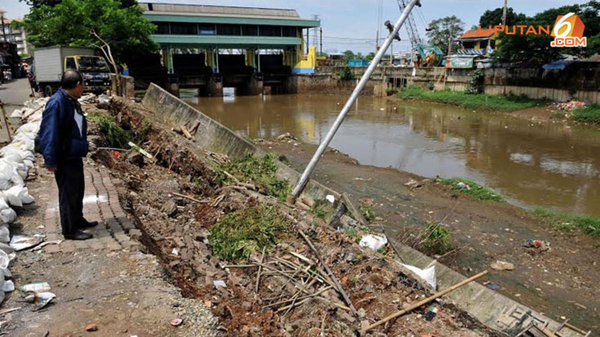 [FOTO] Tanggul Banjir Kanal Barat yang Amblas Mulai Diperbaiki - Foto ...