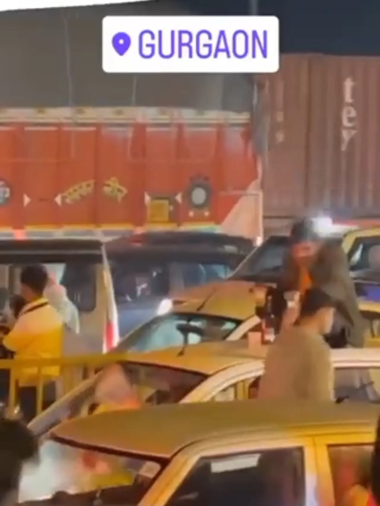 Aksi Pria Santai Di Atap Mobil Hadapi Kemacetan Ini Viral Engga Jadi