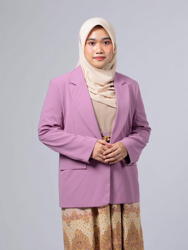 8 Tren Gamis Batik Modern dengan Detail Blazer Warna Lilac Soft, Sedang ...