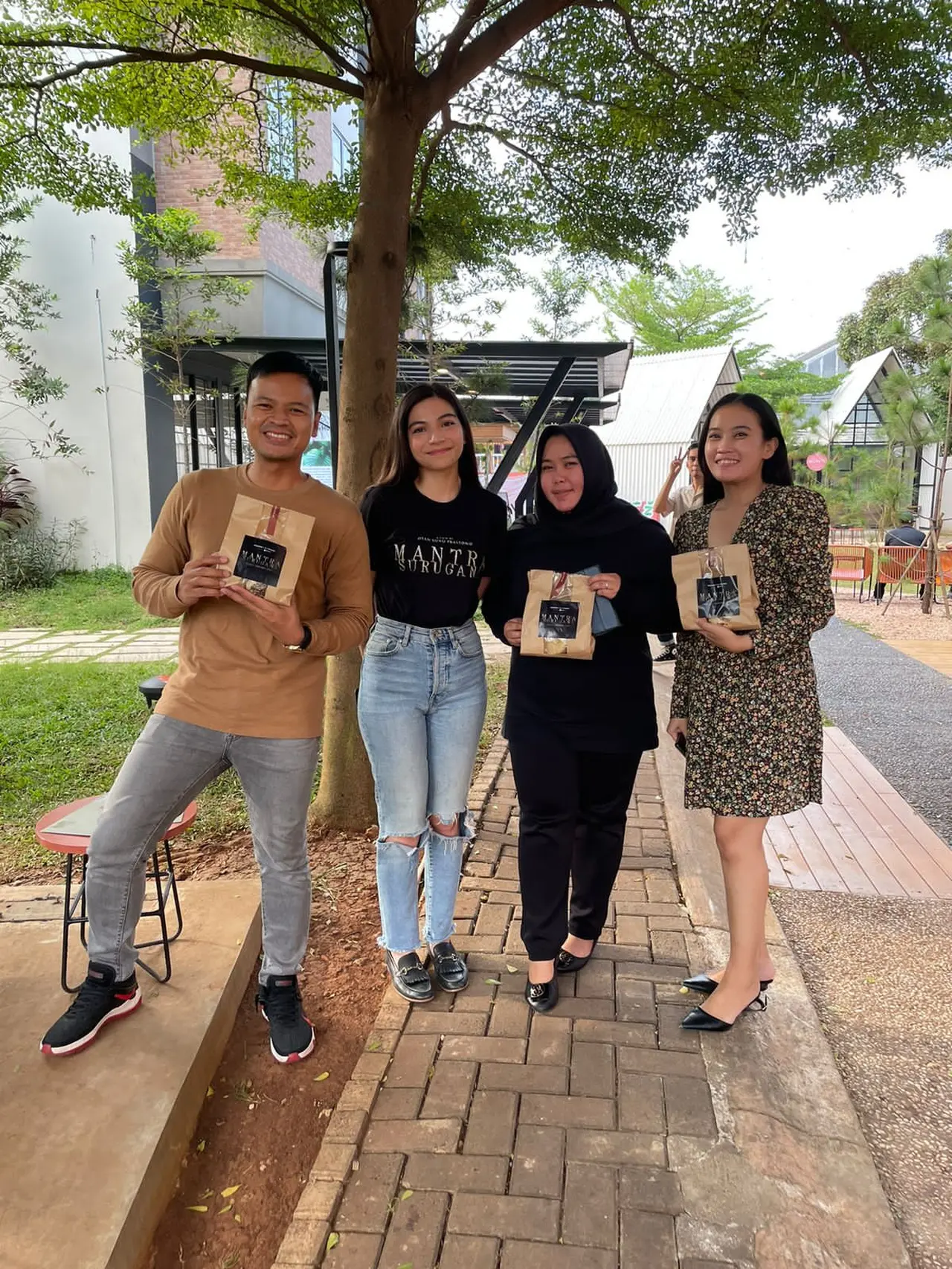 Para Pemain Film Horor Mantra Surugana Berbagi Dengan Sesama di Bulan ...