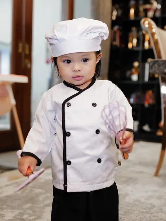 Potret Lucu dan Menggemaskan Baby Ameena Anak Aurel dan Atta Halilintar Jadi Koki Cilik - Photo ...