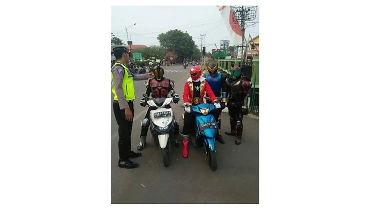 6 Gaya Lucu Pakai Topeng saat Naik Motor Ini Bikin Senyum-Senyum - Hot ...
