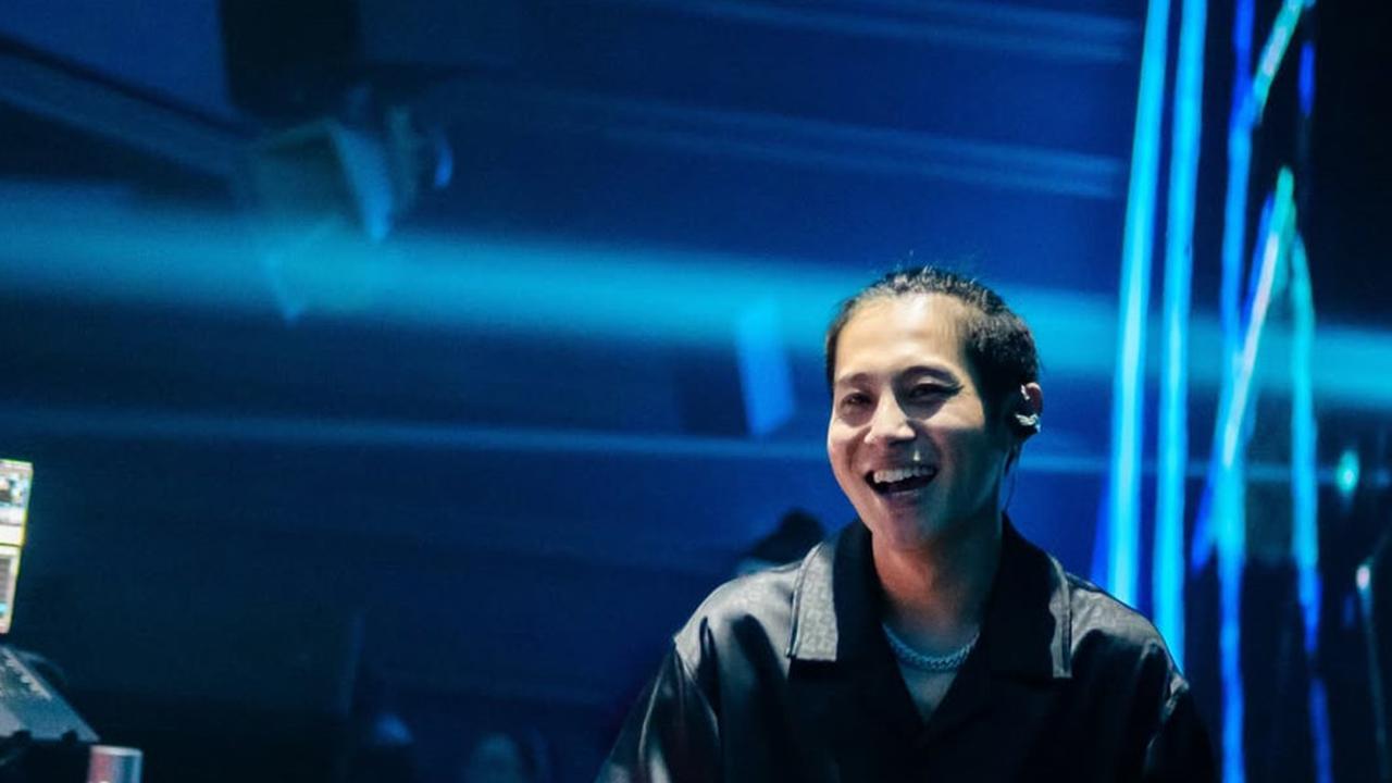 Gaya Rambut DJ Panda dengan Potongan Man Bun Undercut yang Jadi Ciri Khas