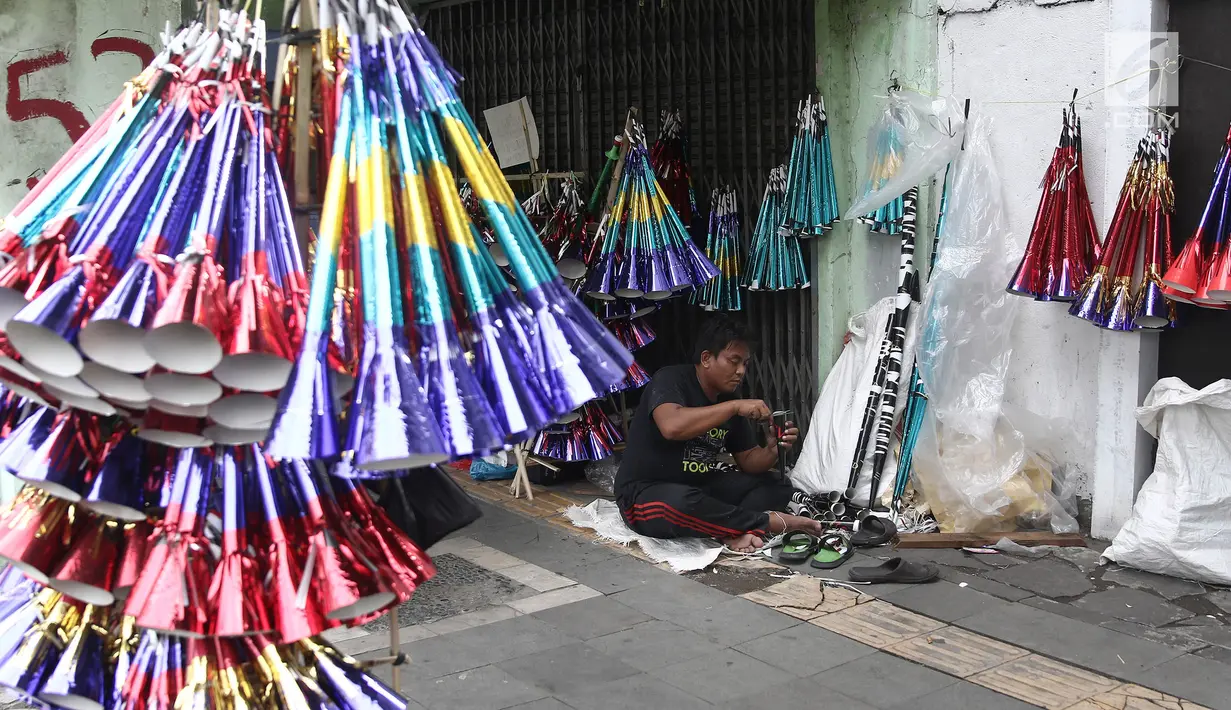 FOTO: Melihat Pembuatan Terompet Jelang Tahun Baru - Foto Liputan6.com