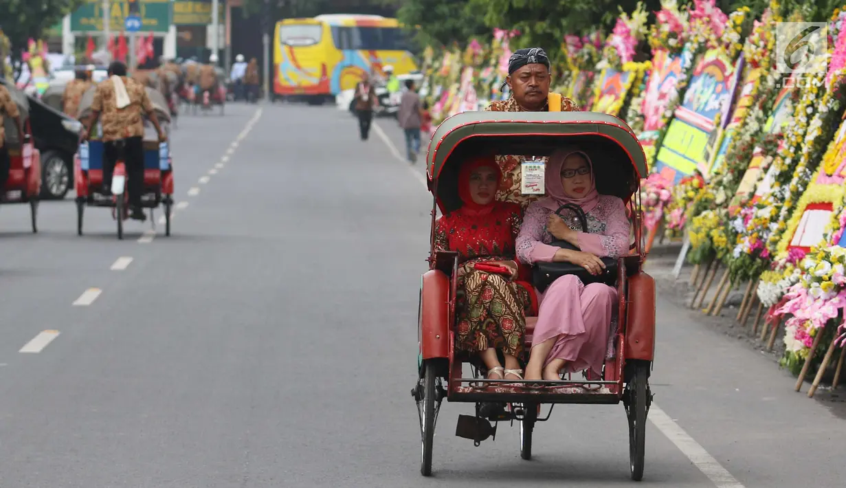 PHOTO: Unik, Tamu Undangan Diantar Becak Menuju Resepsi Putri Presiden ...